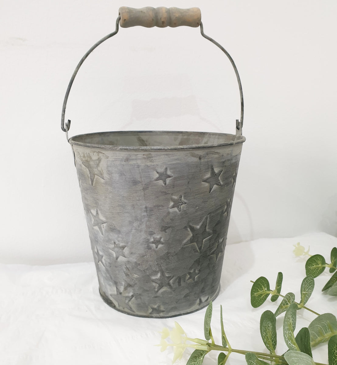 Rustic Star Bucket – Victorias-Interiors-